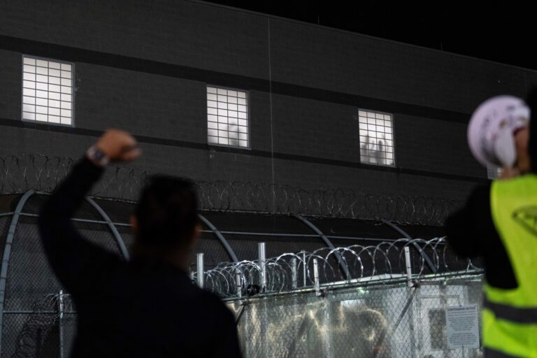 Detenido del ICE se suicida tras pedir hablar con su madre - Canal 6 ...